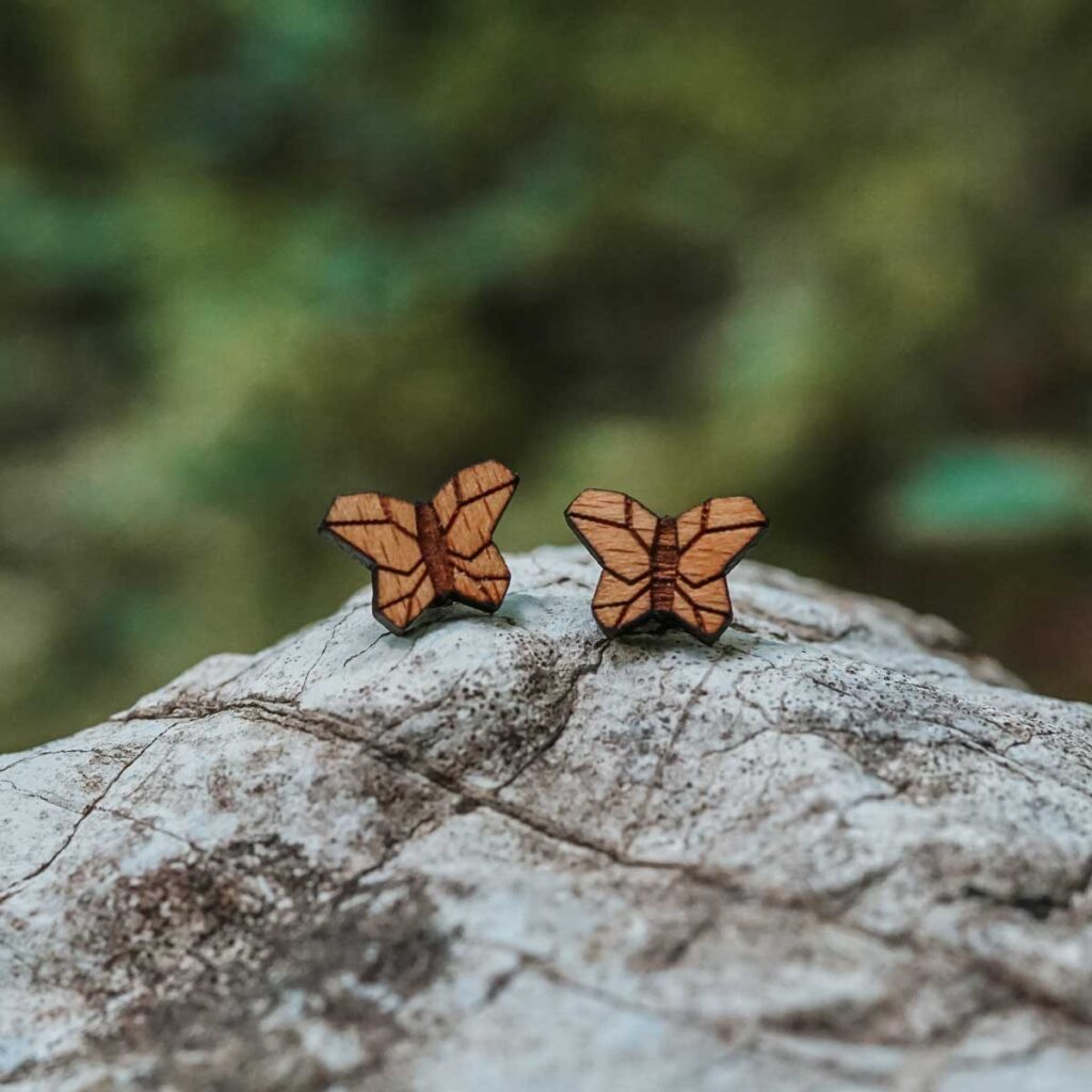 Clous d'oreilles en bois Papillon - Bijoux en bois suisse